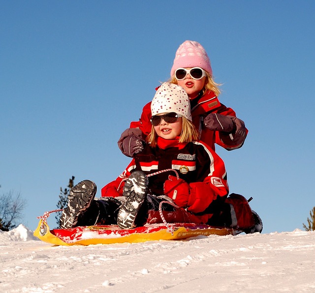 Schlitten und Schneebob für Kinder. Worauf muss man achten?